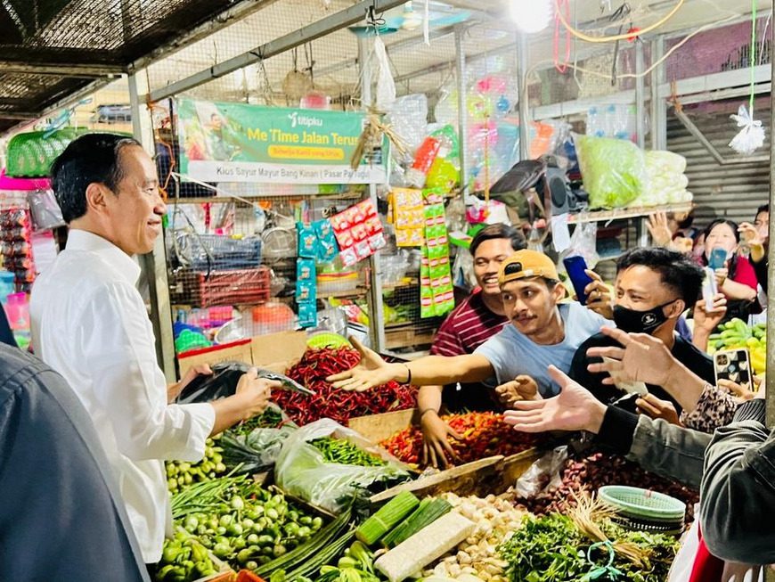 Jokowi Cek Harga Kebutuhan Pokok di Pasar Tugu Depok - Monitor Network News