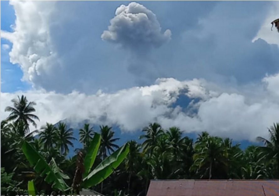 Gunung Ibu di Halmahera Meletus, Tinggi Letusan Mencapai 2125 Meter Dpl ...