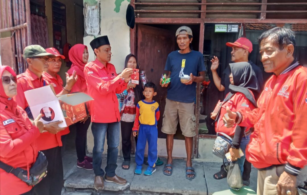 Wujud Rasa Syukur HUT RI ke-78, Heri Achmad Wiyono Bagikan Sticker dan ...