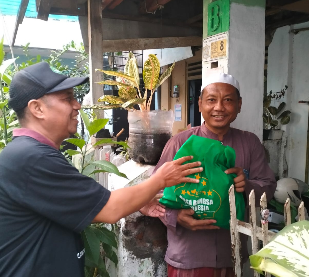 NBI Bagikan Ratusan Paket Sembako di Jumat Berkah Kepada Warga Sekitar Ponpes Miftachus Sunnah ...