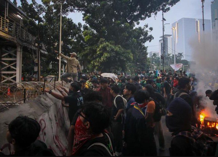 Demo Mahasiswa Dengan Isu “Indonesia Gelap” Diwarnai Aksi Bakar Ban - Monitor Network News